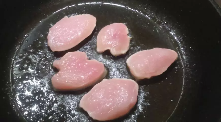 Filete de pollo en rodajas Sal e Fry, a continuación, engade mel para formar unha cortiza