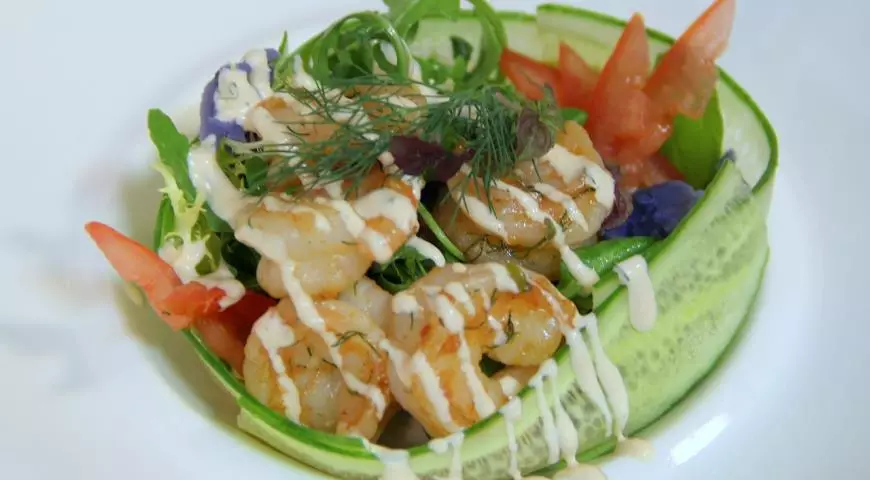 Snack de gambas, leituga verde e tomates no anel de pepino