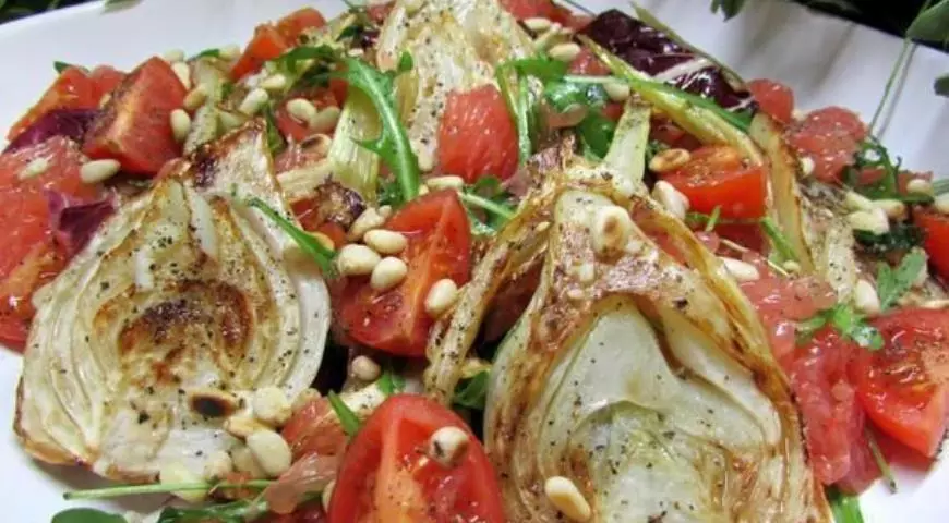 Gereed Salade met geroosterde venkel en pomelo-brandstof, versier neute