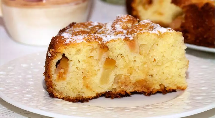 Kuchen mit Äpfeln und Zimt