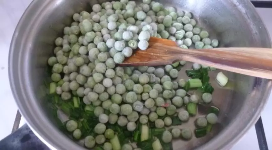 Přidat do zelené lukové máty a zelený hrášek, vařit 10 minut