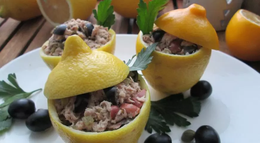 Priprava solatne fižola s tuna, oljkami in kape