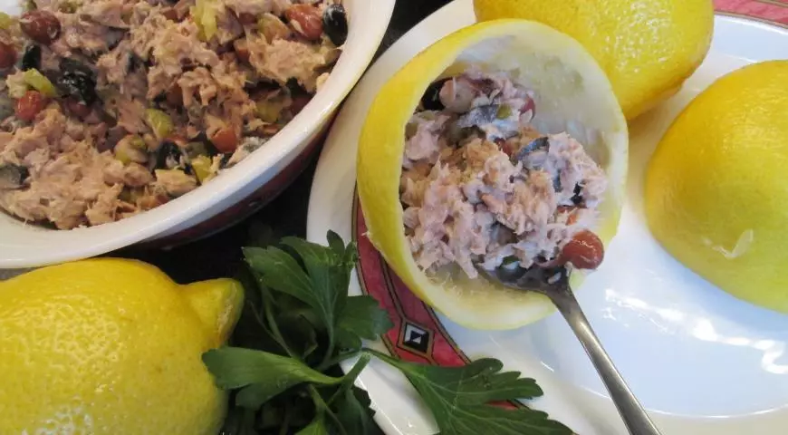 Elimina l'insalata in croste al limone preparata, decorare capperi, verdi e olive