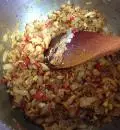 Paista sipulia ja chilipippuria kattilassa, lisää mausteita, valkosipulia ja inkivääriä Lisää loppuun