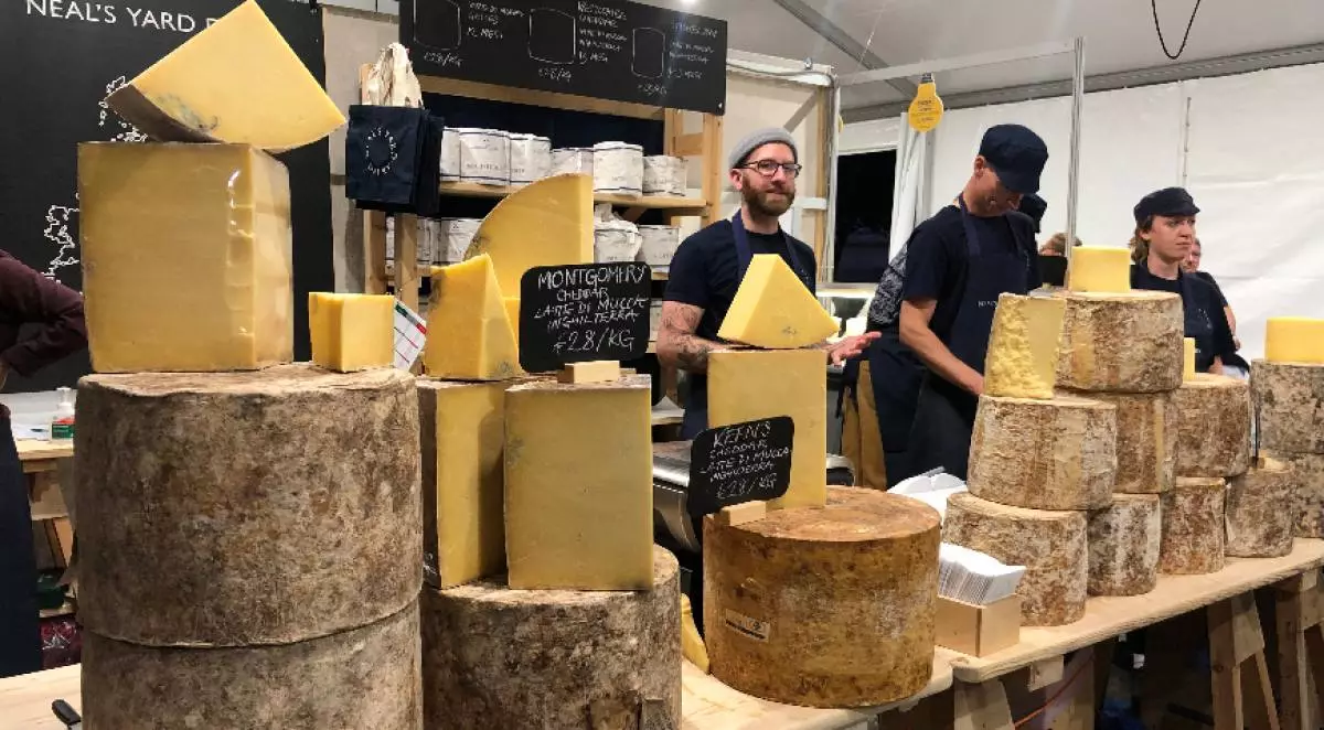 Iningles nga Cheddar gikan sa County Somerset, nga girepresentahan sa ika-12 nga exhibition sa Cheese sa sanga, Italy