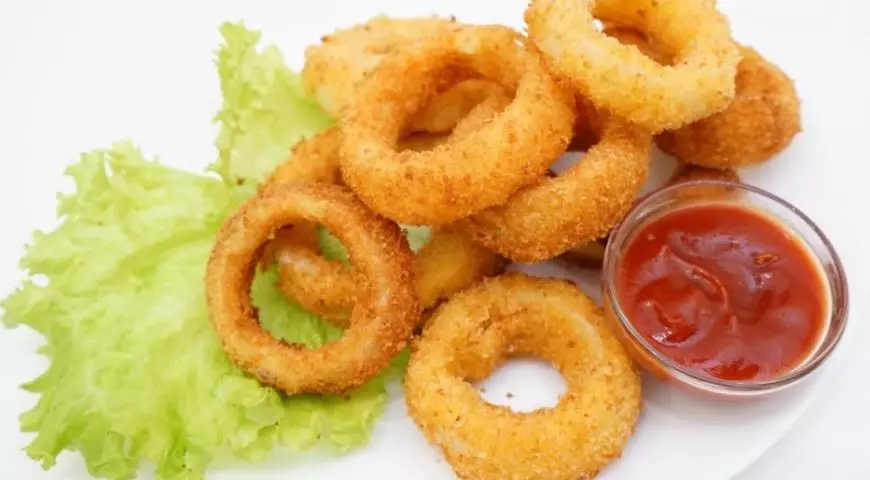 Wir füttern Zwiebelringe mit Käse in Deep Fryer mit Ihrer Lieblingssauce