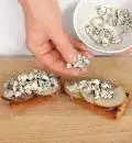 Stock foto virimo receptas: skrudinta duona su kriaušių ir mėlyna sūriu, žingsnis numeris 3