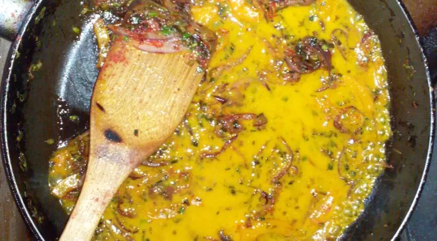 Tambahkeun kana saos buuk laut laut laut, curry sareng kayu manis