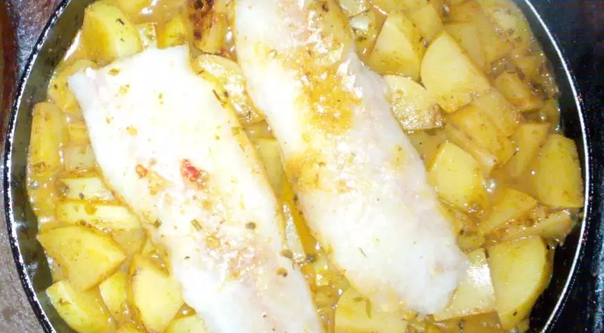 Tuang kentang nganggo cai anu ngagolak, iklas eusian dina éta sareng masak dugi lemes