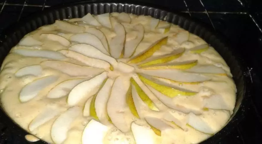 We bakken de traditionele geurige Charlotte met appels en peren in de oven