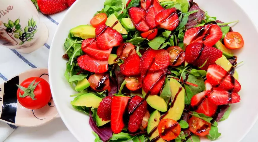 Salade avec avocat, cerise et fraise