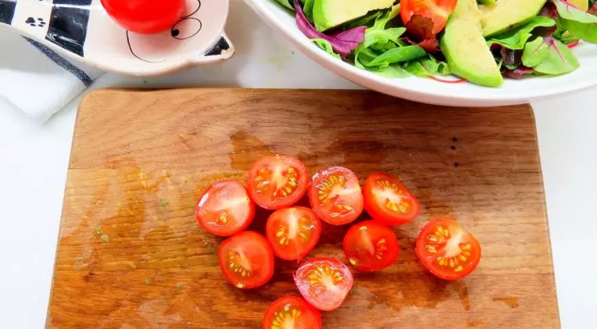 Stock Foto Cooking Recipe: Salad với bơ, Cherry và Dâu, Bước số 3