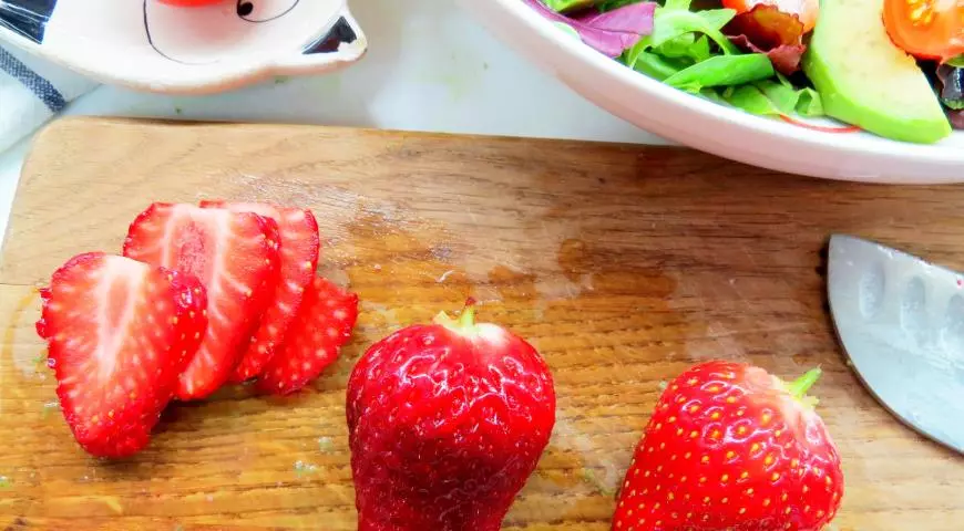 照片烹饪食谱：沙拉配鳄梨，樱桃和草莓，第4步一步