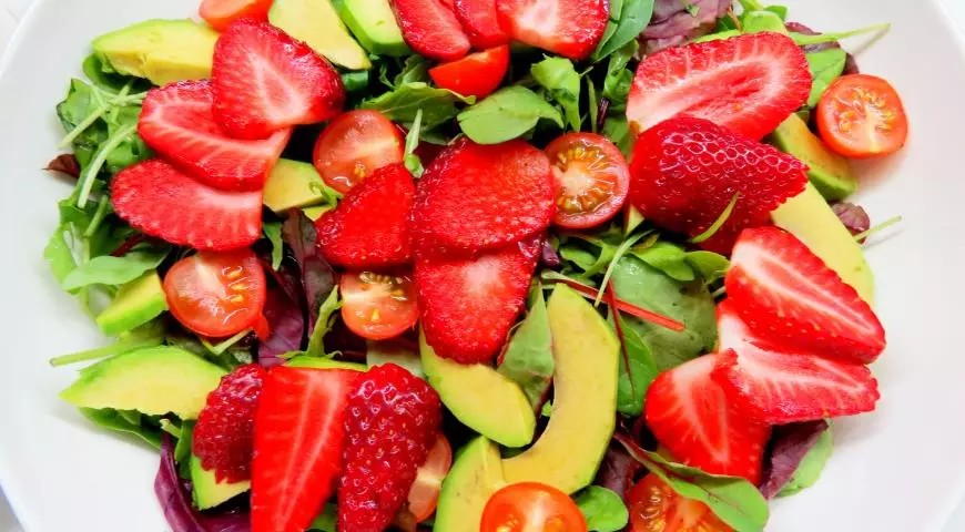 Stock Foto Recette de cuisson: Salade avec avocat, cerise et fraise, étape numéro 5