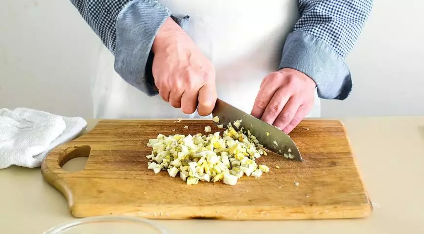 Stock foto varenie recept: vaječné koláče s avarne a zeleným cibuľkom, krok číslo 1