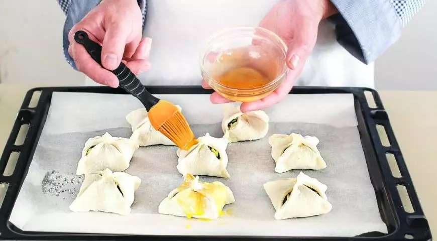 Foto da preparação de uma receita: tortas de ovo com um laço preto e verde, passo número 5