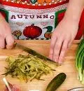 Legg til salat skiver halm agurk og finhakket grønne løk