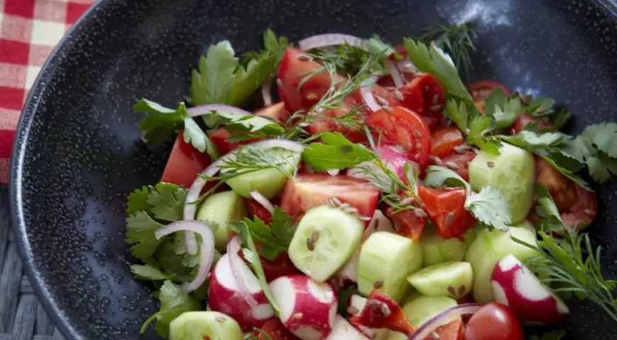 Rustikalna salata s lanenim sjemenkama