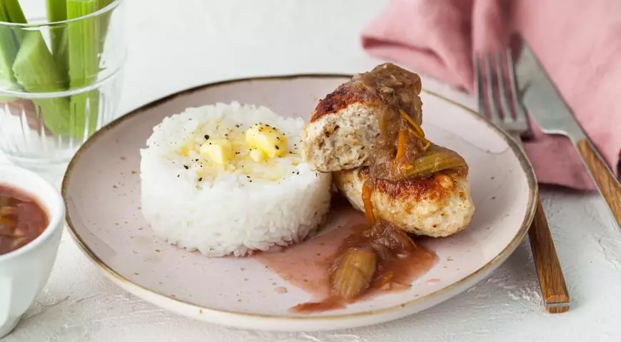 Cotolette di maiale con salsa di riso e rabarbaro