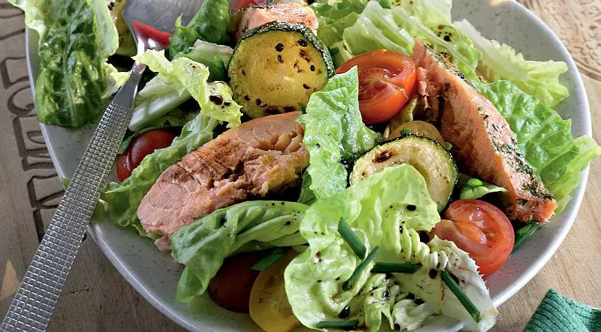 Cho zukèini ak Salmon Salad