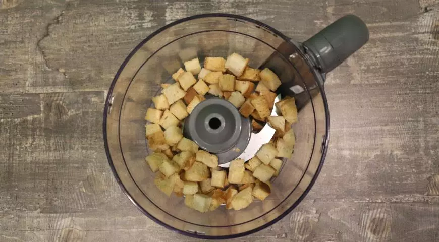 Schleifen in einem Mixer getrockneter Brotstücke für das Brot