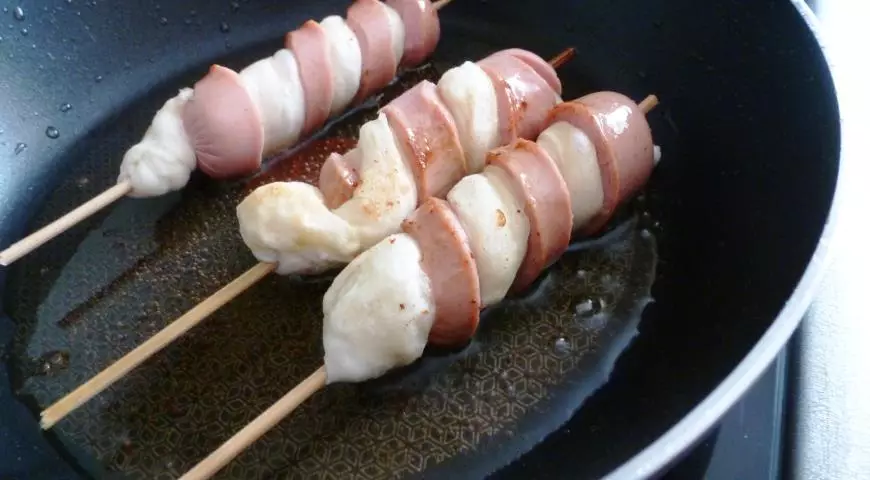 Cocinar salchichas con una masa en un sproy.