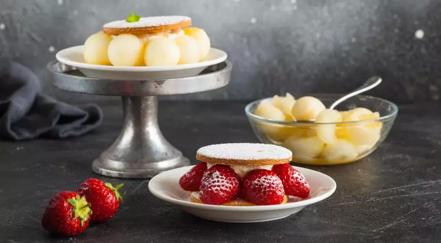 तरबूज, स्ट्रॉबेरी और क्रीम चिबुश के साथ कपकेक
