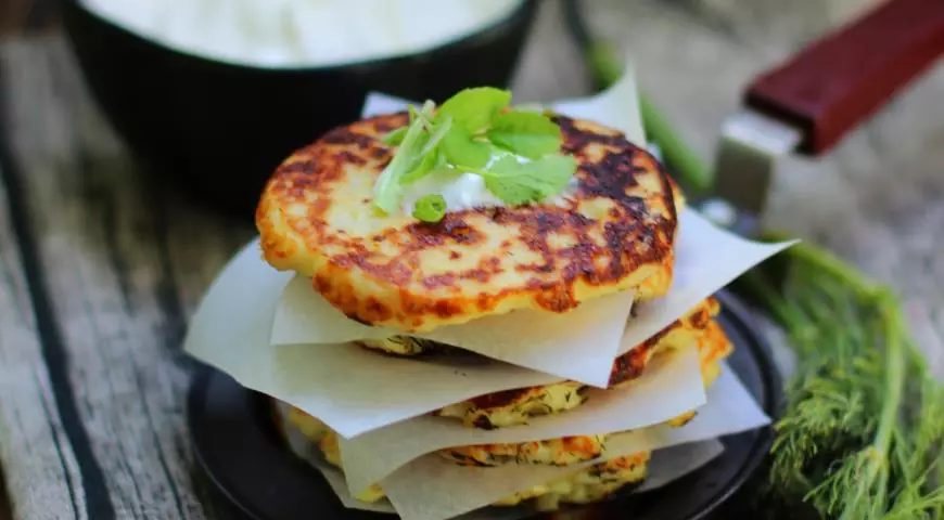 Latkes kembang kol dan pasang dengan krim asam