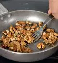 |免版稅照片烹飪食譜：豆類由蘑菇製成，第3步一步