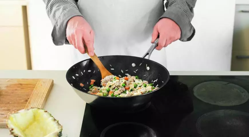 Stock Foto Cooking recipe: fried rice with pineapple and pork, step number 5