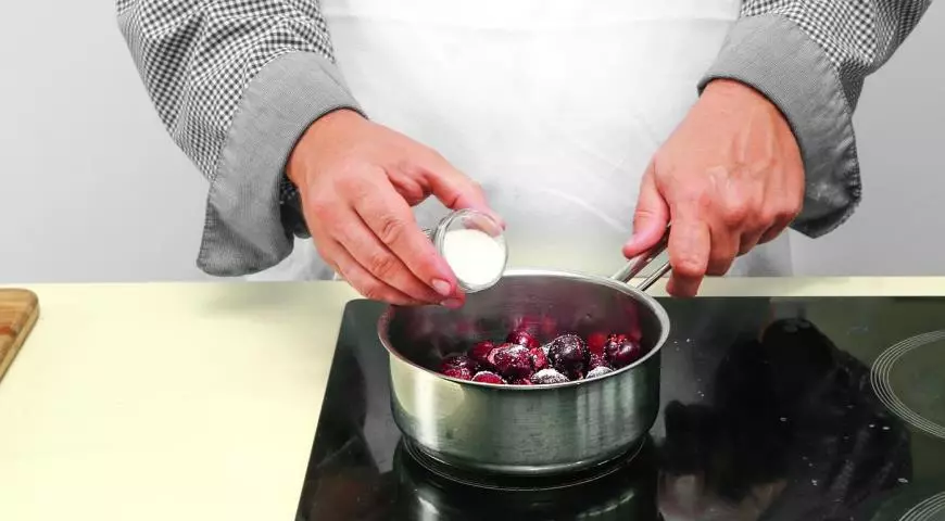 Stock Foto Recette de cuisson: Biscuit avec gelée à la crème et baies, étape numéro 3