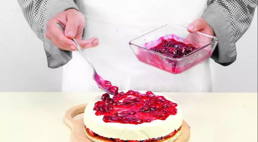 Stock Foto Recette de cuisson: Biscuit avec gelée à la crème et baies, étape numéro 6