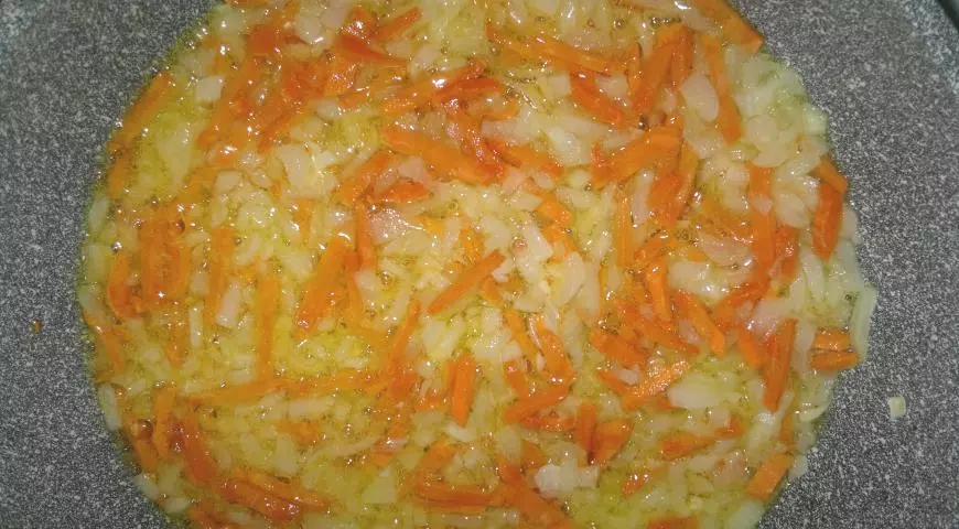 Buang sup sareng sorrel, Bawang Bawang sareng wortel dugi ka warna emas