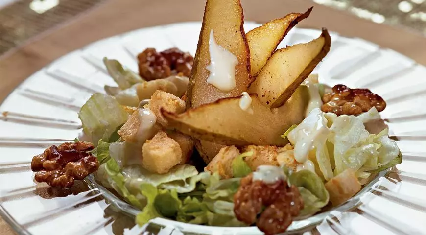 Salade avec des poires et du fromage