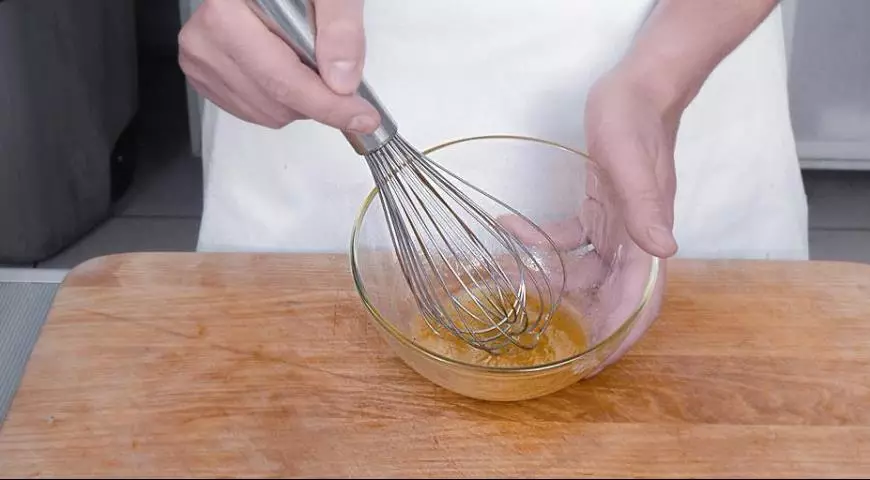 Фото приготовления рецепта: Лимонная цесарка с печеным луком, шаг №1