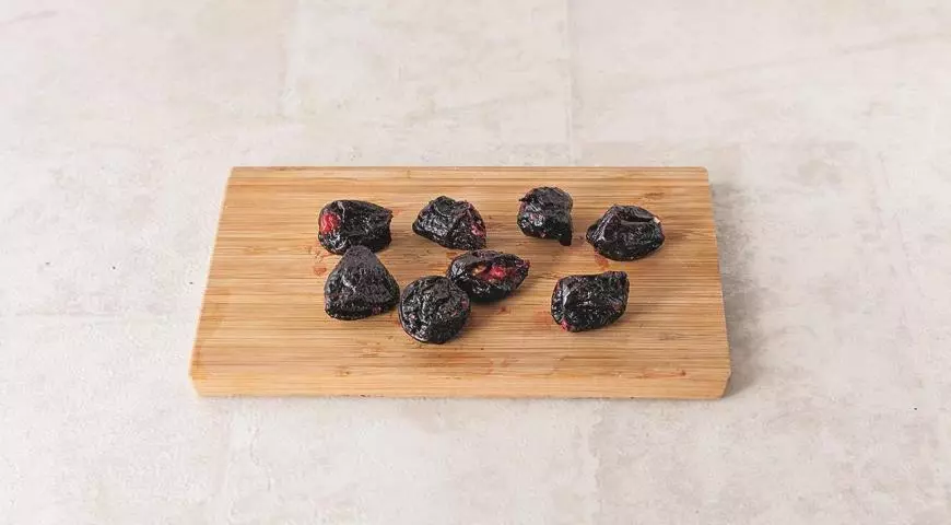 Ritratt tar-riċetta: Prunes fil-Brandy b'mili tal-lumi, numru pass 3