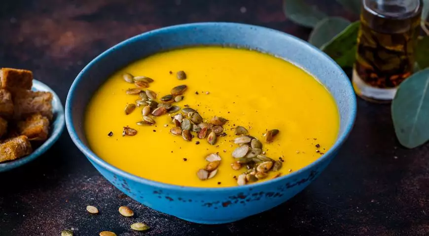 Sopa de calabaza con jengibre y semillas fritas.