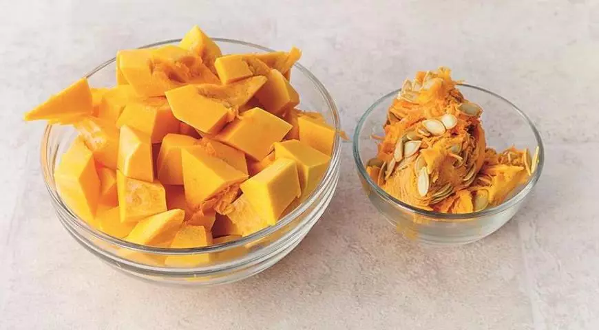 Foto de la preparación de la receta: sopa de calabaza con jengibre y con semillas asadas, paso número 1