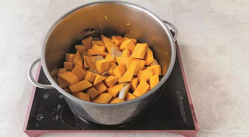 Photo of the preparation of a recipe: Pumpkin soup with ginger and with roasted seeds, step number 3