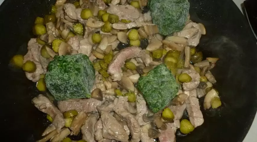 A carne aggiungere funghi, radici e spinaci