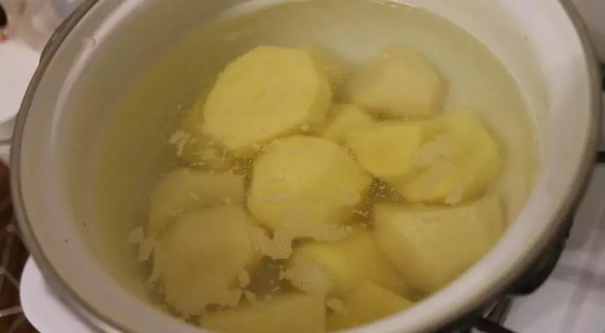 Faire bouillir les pommes de terre jusqu'à la préparation