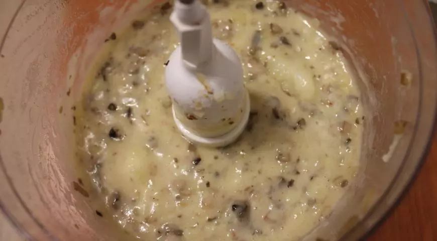 Moudre des pommes de terre et des ingrédients rôtis à l'état de la soupe à la crème