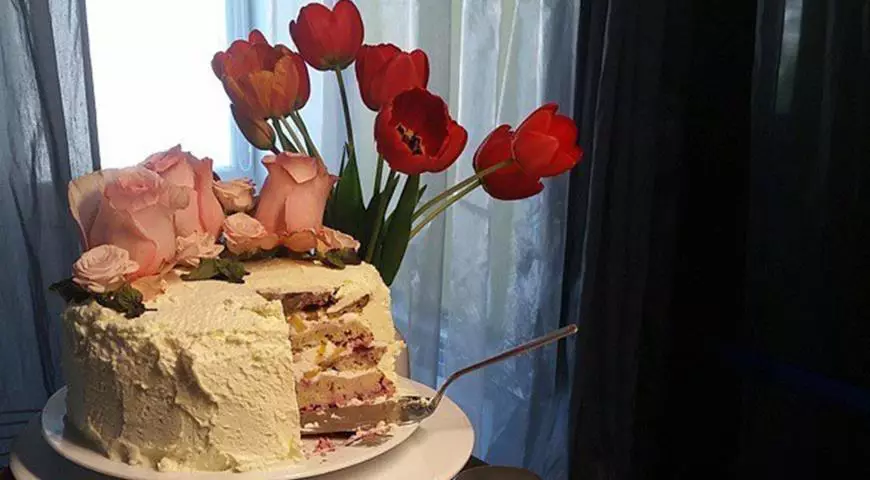 Torta di farina d'avena con crema di cottage-berry.