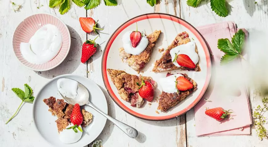 Grita con fresas en una sartén