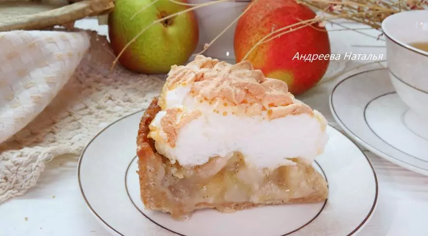 Pastai Pear gyda Meringue a Llenwi Caramel