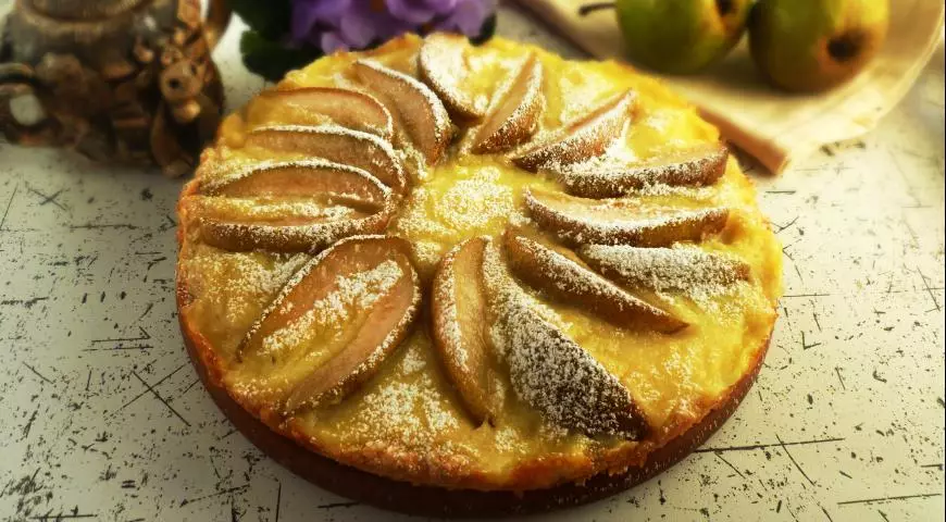 Eso pia pẹlu pears ati fanila Pudding