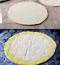 Potong dua lingkaran dari puff pastry, satu lay out di atas loyang, ujung-ujungnya melumasi kuning telur