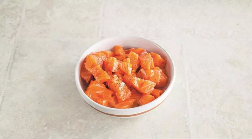 Foto della preparazione di una ricetta: Zuppa con campane di salmone, Punto numero 1