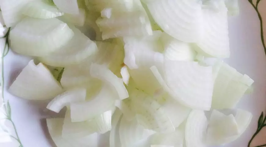 Cut bawang kanggo dicampur zucchini