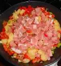 Goreng sayur-sayuran dan daging babi kecil untuk memasak pad kau